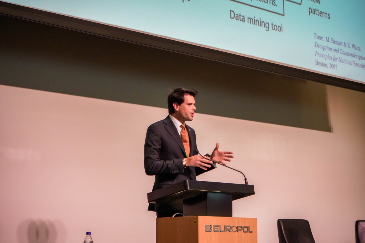 Prof. Kenneth Lasoen bij CrimACon25: hoe opsporing hybride dreigingen ...